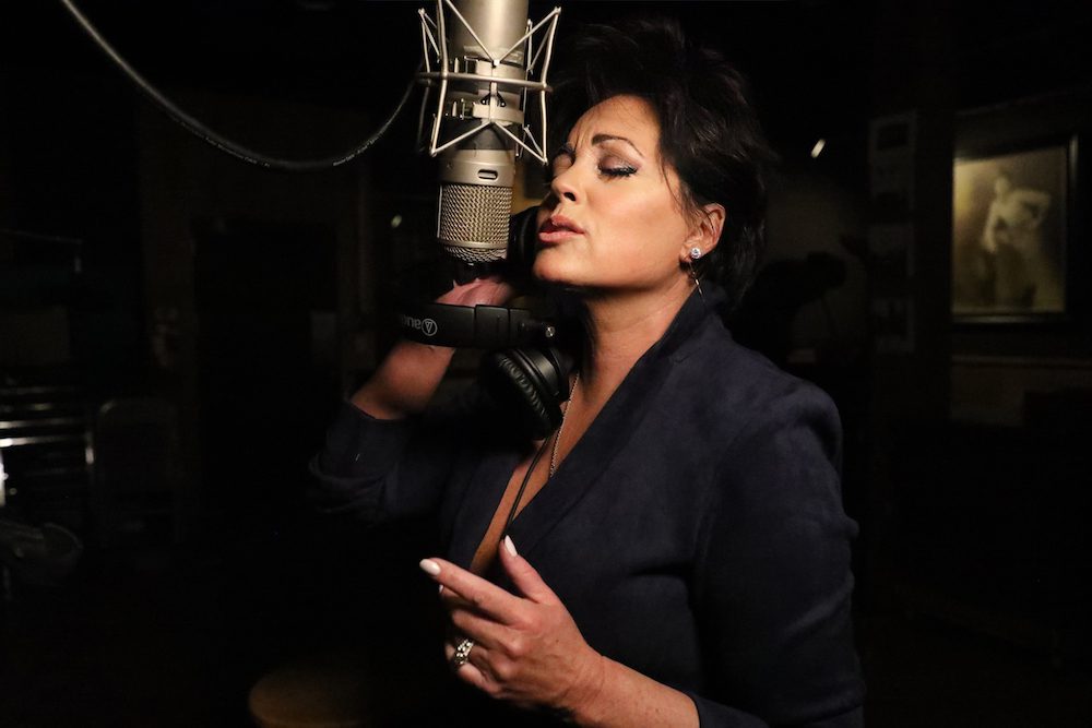 Kelly Lang Celebrates Her 'Old Soul' On New Album - MusicRow.com