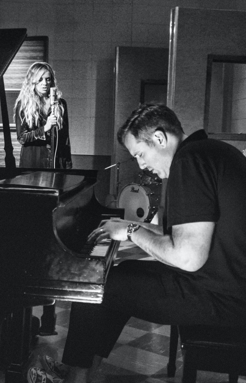 Carly Pearce Shares Inspiration Behind busbee Tribute Track, "Show Me ...