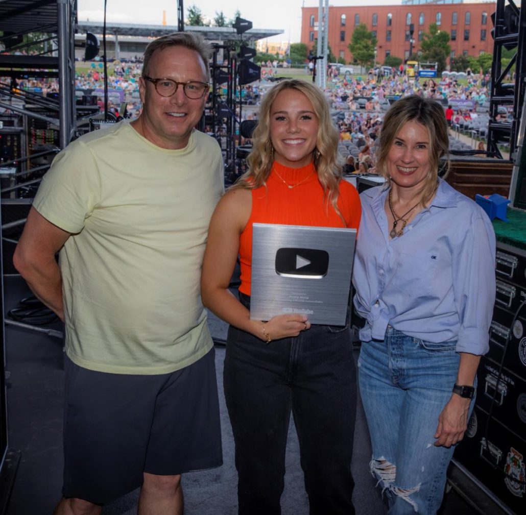 Warner Music Nashville Adds Avery Anna To Artist Roster - MusicRow.com