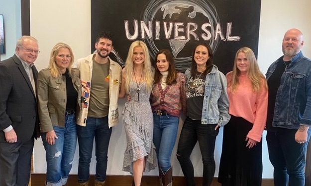 Zandi Holup Signs With Arthouse Entertainment, Turntable Music & UMPG ...