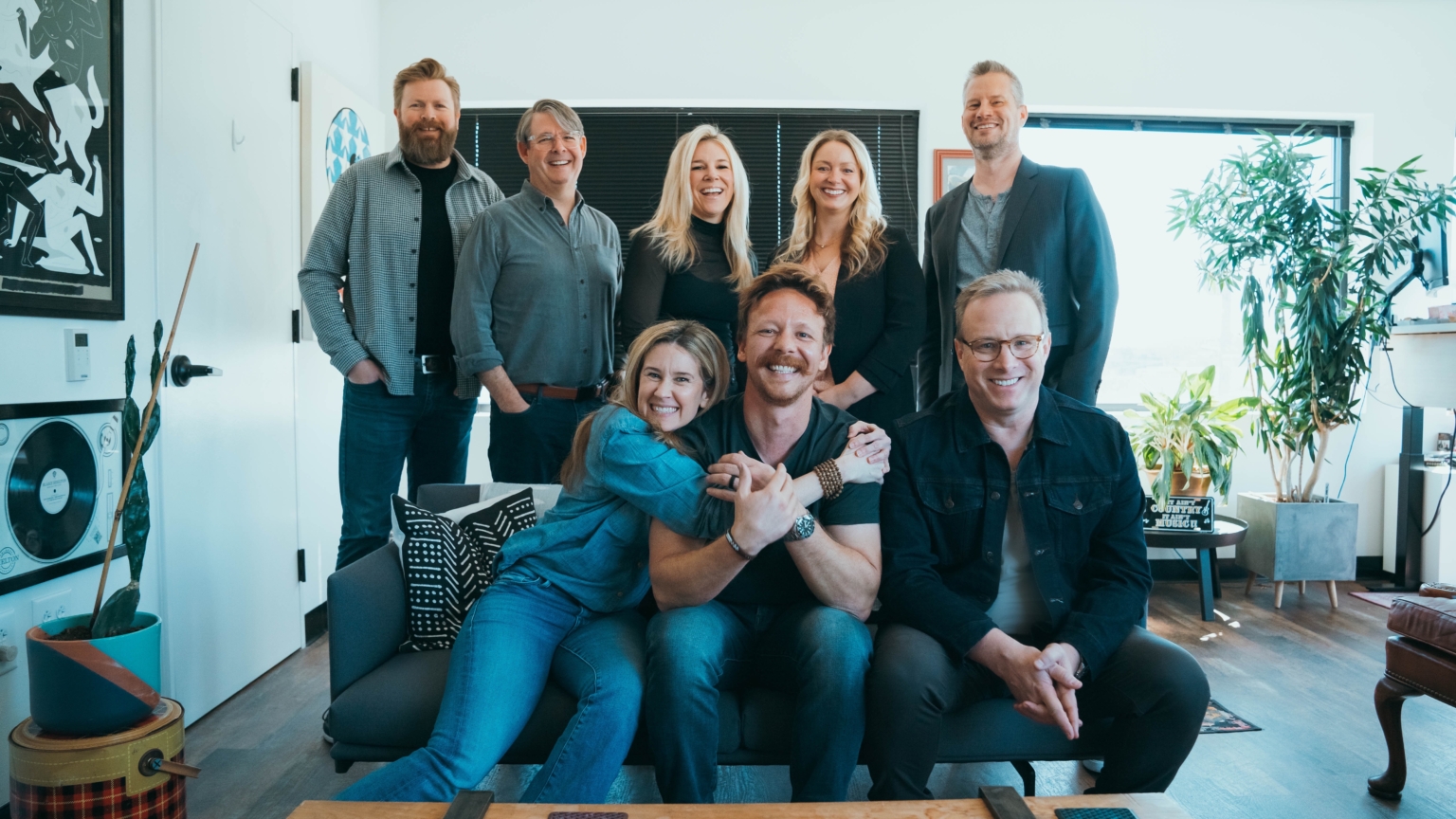 Warner Music Nashville Signs Roan Ash - MusicRow.com